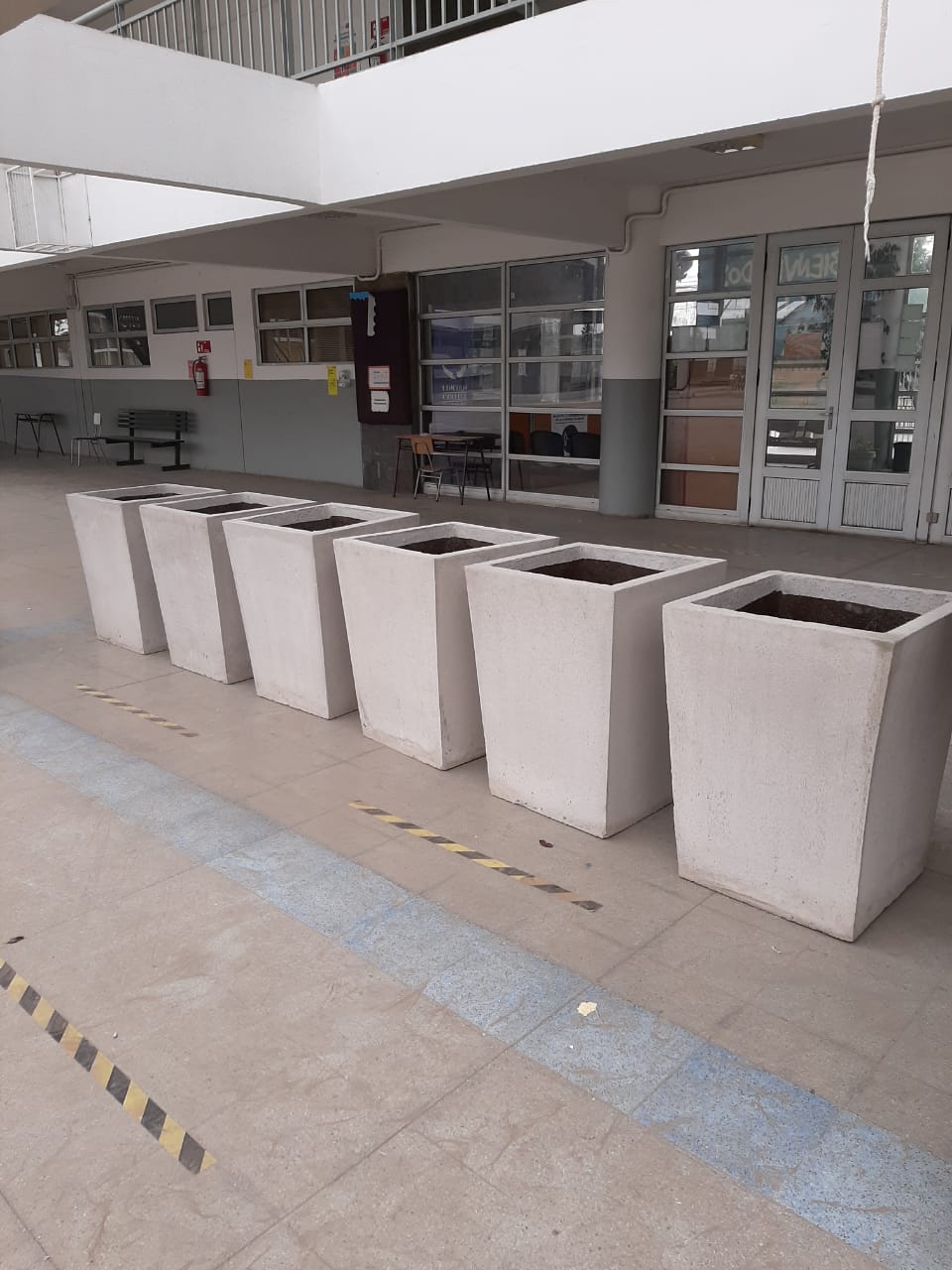 Macetero Piramidal de Cemento - Paisajismo La Isla - Macetas, Jardineras, Arbustos.