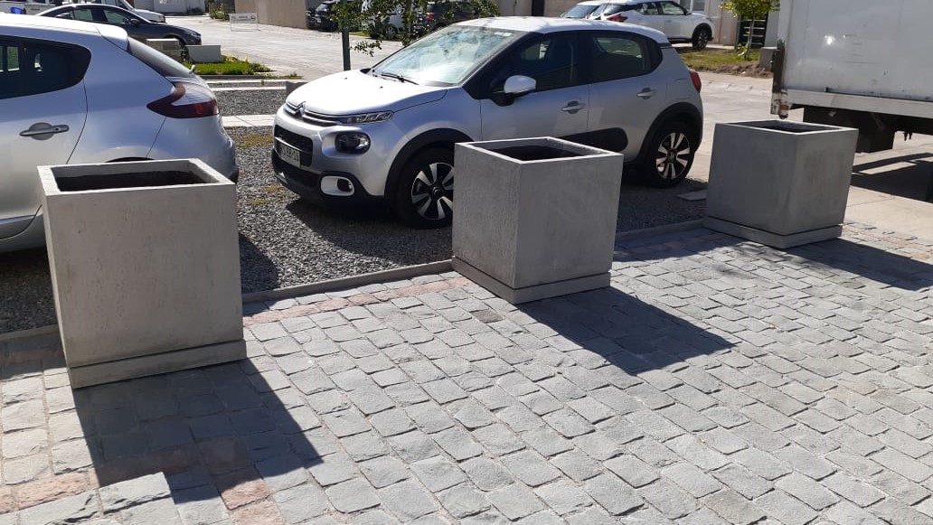 Macetero Base Recipiente de Agua - Paisajismo La Isla - Macetas, Jardineras, Arbustos.